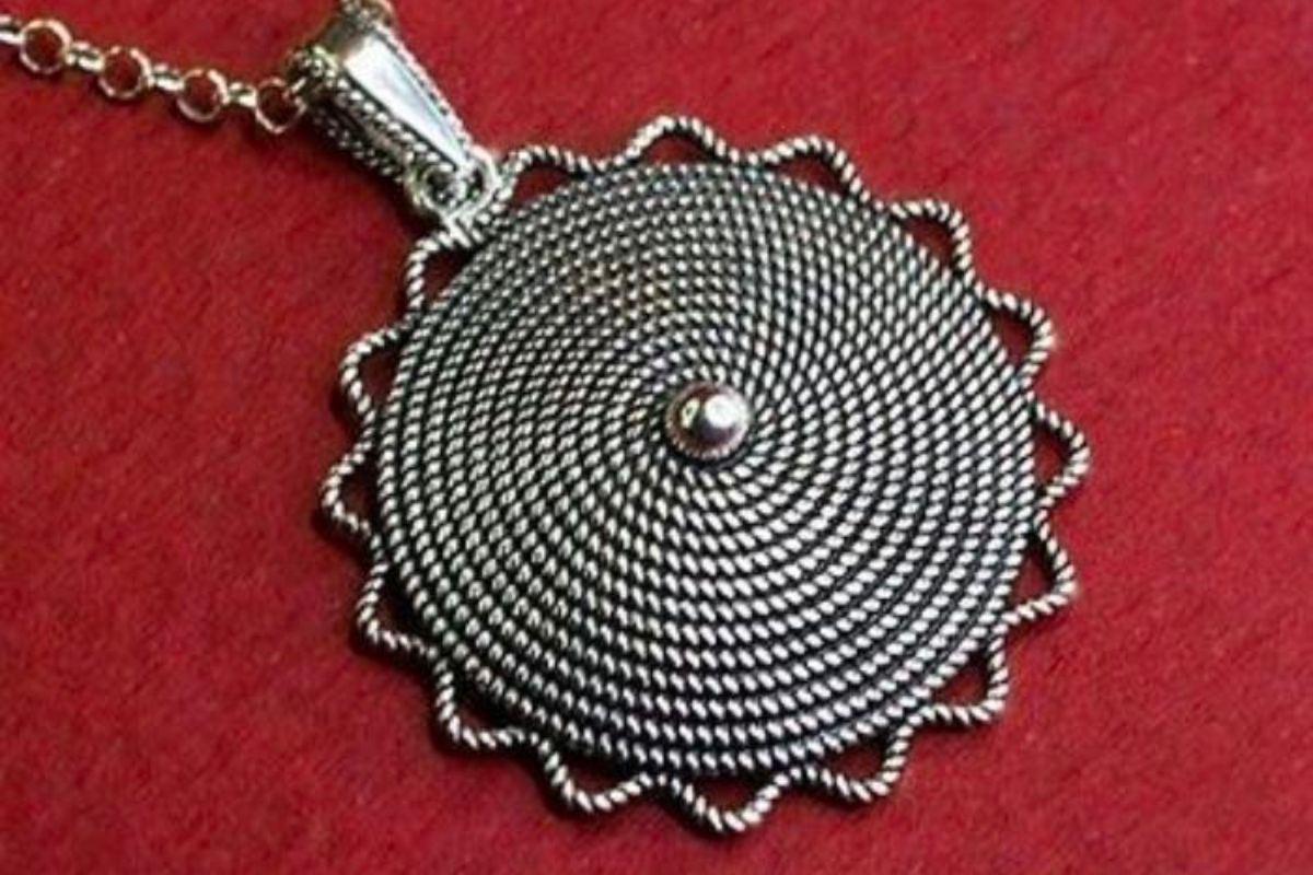 La Corbula: origini e significato - Storie di Gioielli Sardi